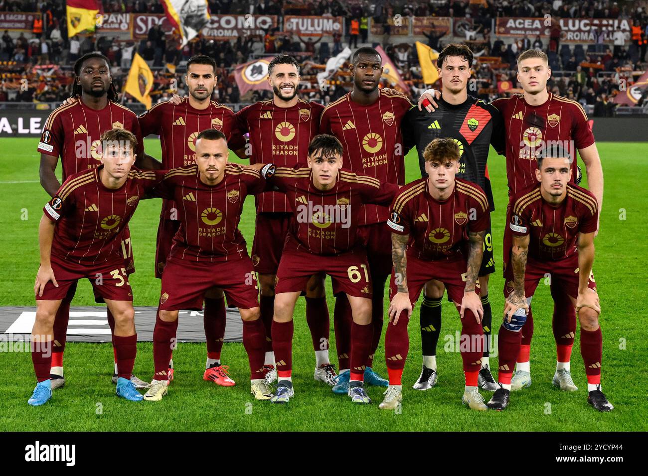 AS Roma players pose for a team photo during the Europa League football ...