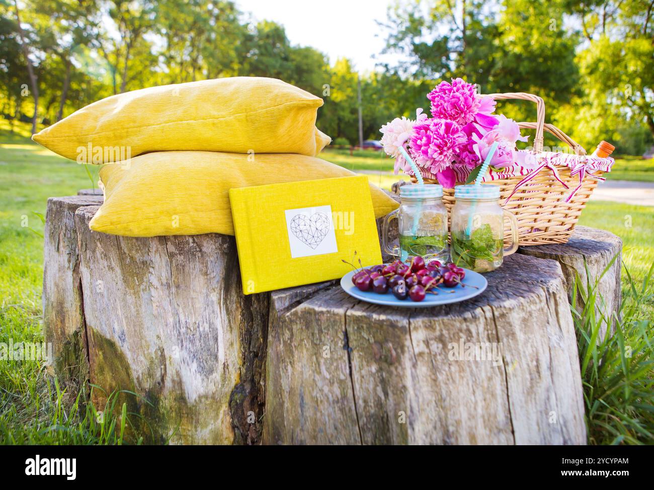Food basket alcohol crisps hi-res stock photography and images - Alamy
