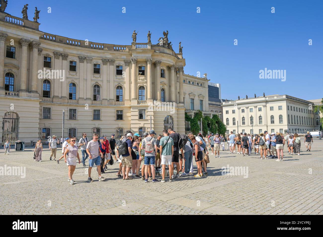 Touristen besichtigen Denkmal der Bücherverbrennung, Bebelplatz, Mitte, Berlin, Deutschland ...