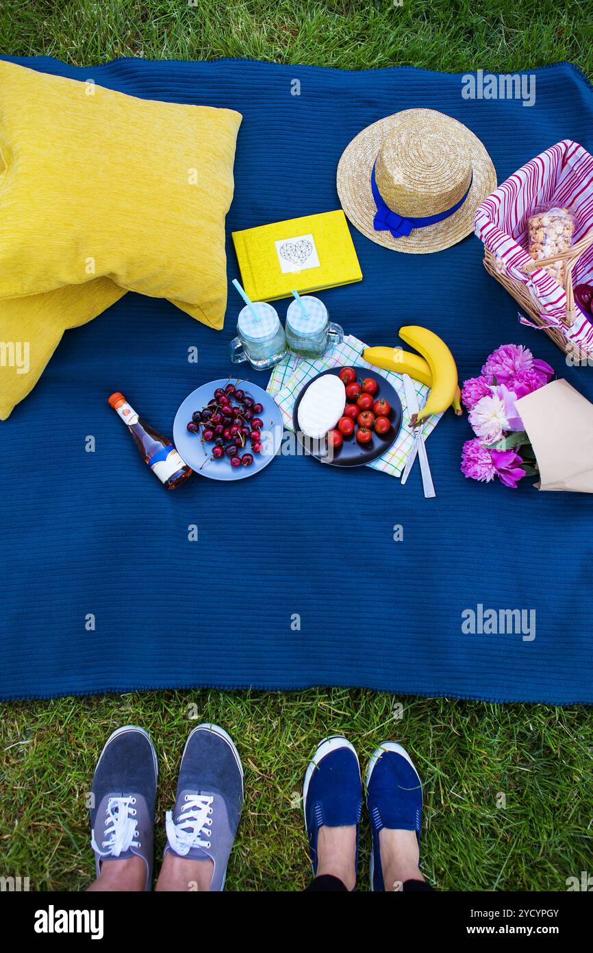 Picnic garden party family hi-res stock photography and images - Alamy