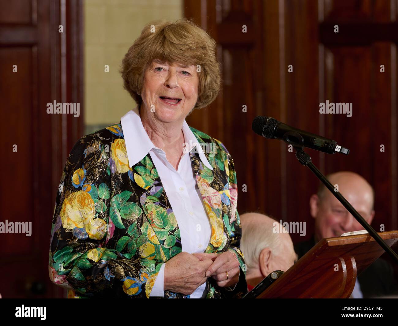 Pam ayres knocks hi-res stock photography and images - Alamy
