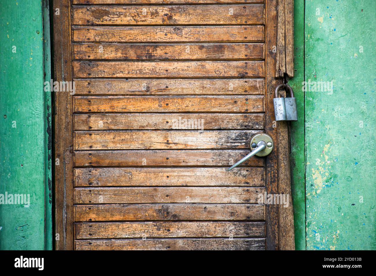 Padlock house door hi-res stock photography and images - Alamy