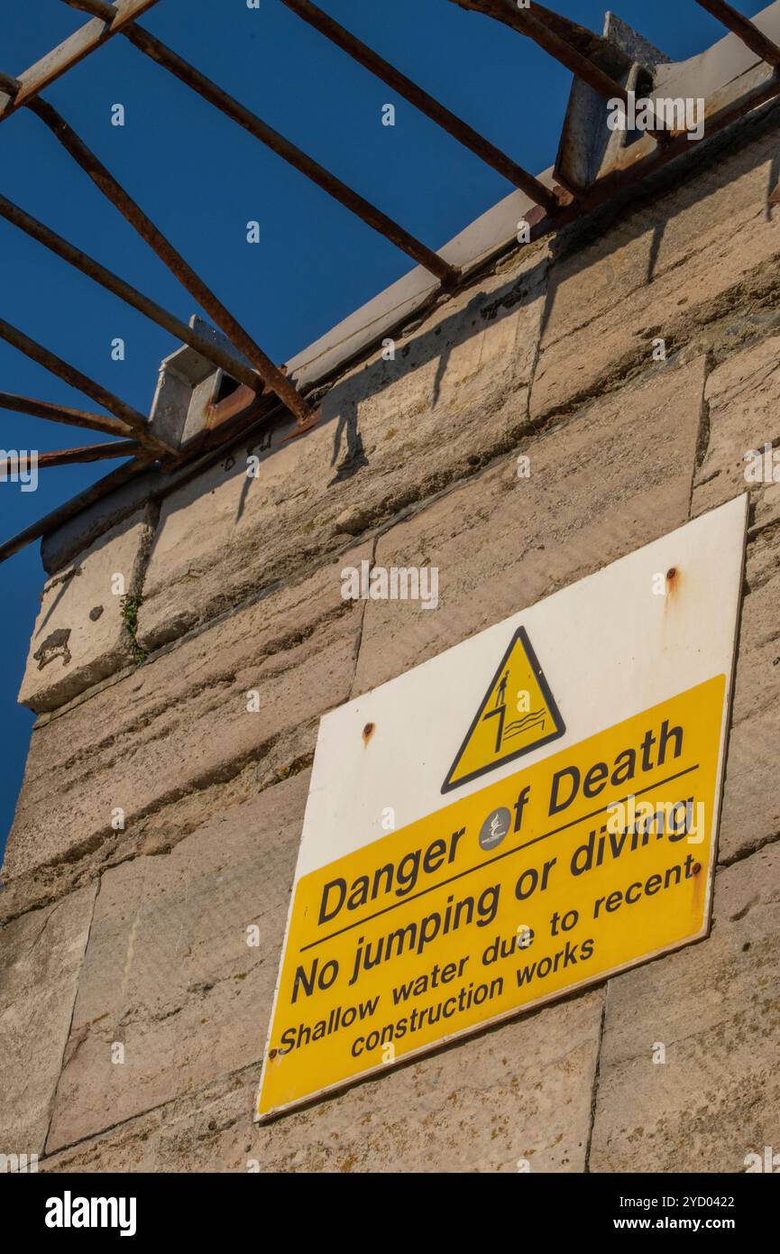 Warning sign no jumping hi-res stock photography and images - Alamy