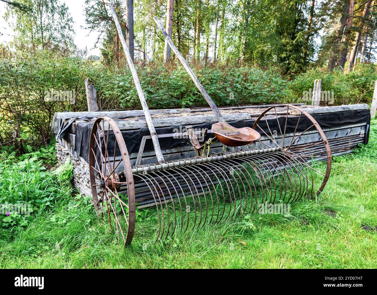 Obsolete model Hay Rake. Rusted old farm machinery Stock Photo - Alamy