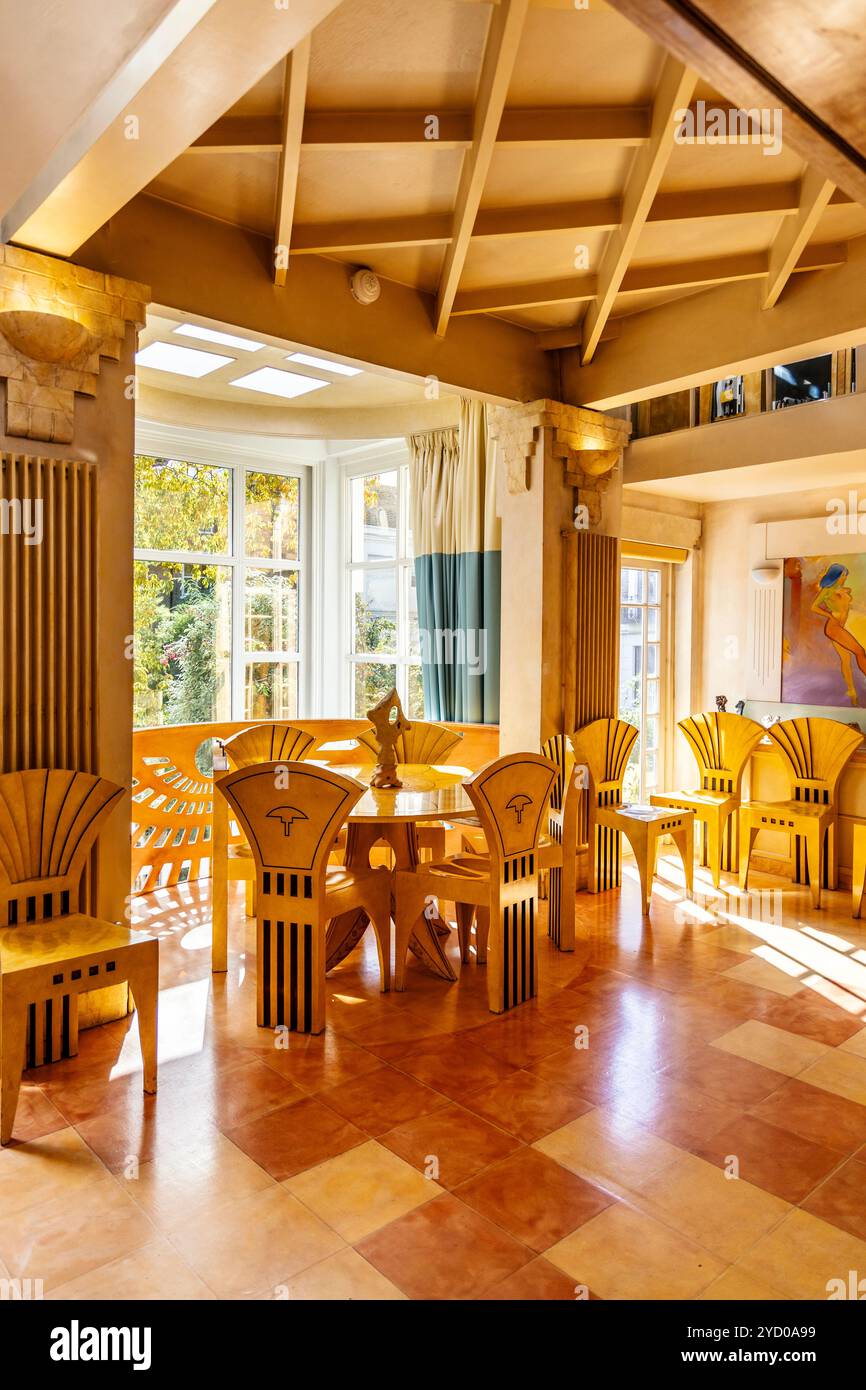 Interior of the dining room / Summer Room at the Cosmic House, London ...