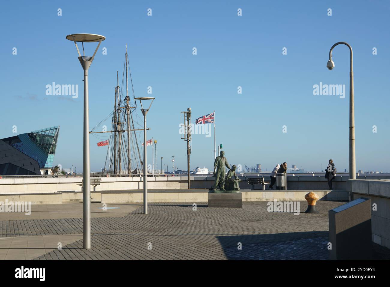 Lookout in Hull Docks showing Royal Navy memorial, The Deep (lt) and ...