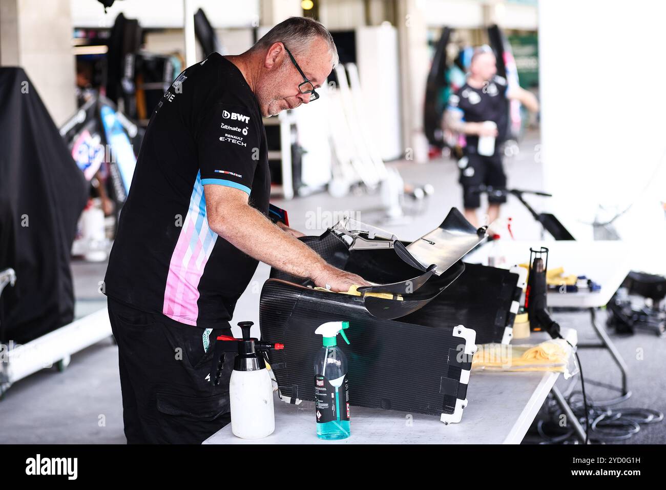 Alpine F1 Team mechanic, mecanicien, mechanics works in the Rear wing ...