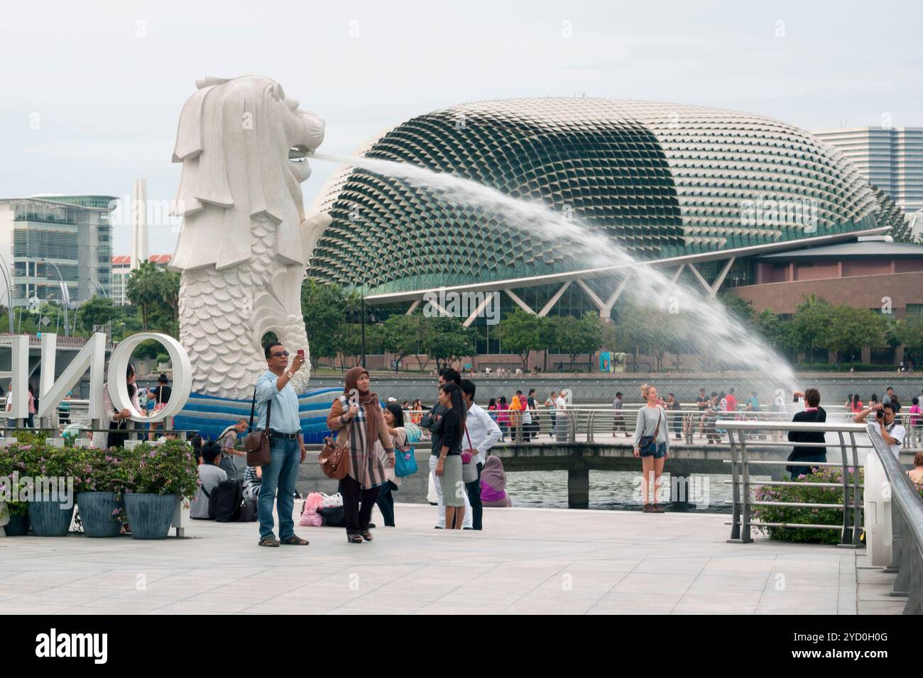 Merlion park hi-res stock photography and images - Alamy