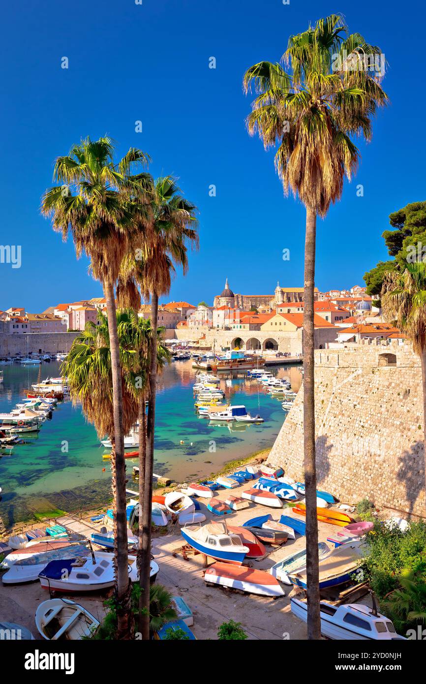 Vertical rock walls tower hi-res stock photography and images - Alamy