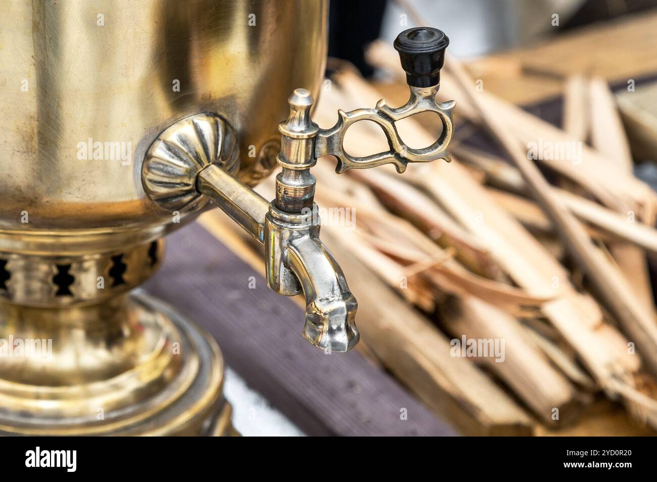 Old copper metal teapot hi-res stock photography and images - Alamy