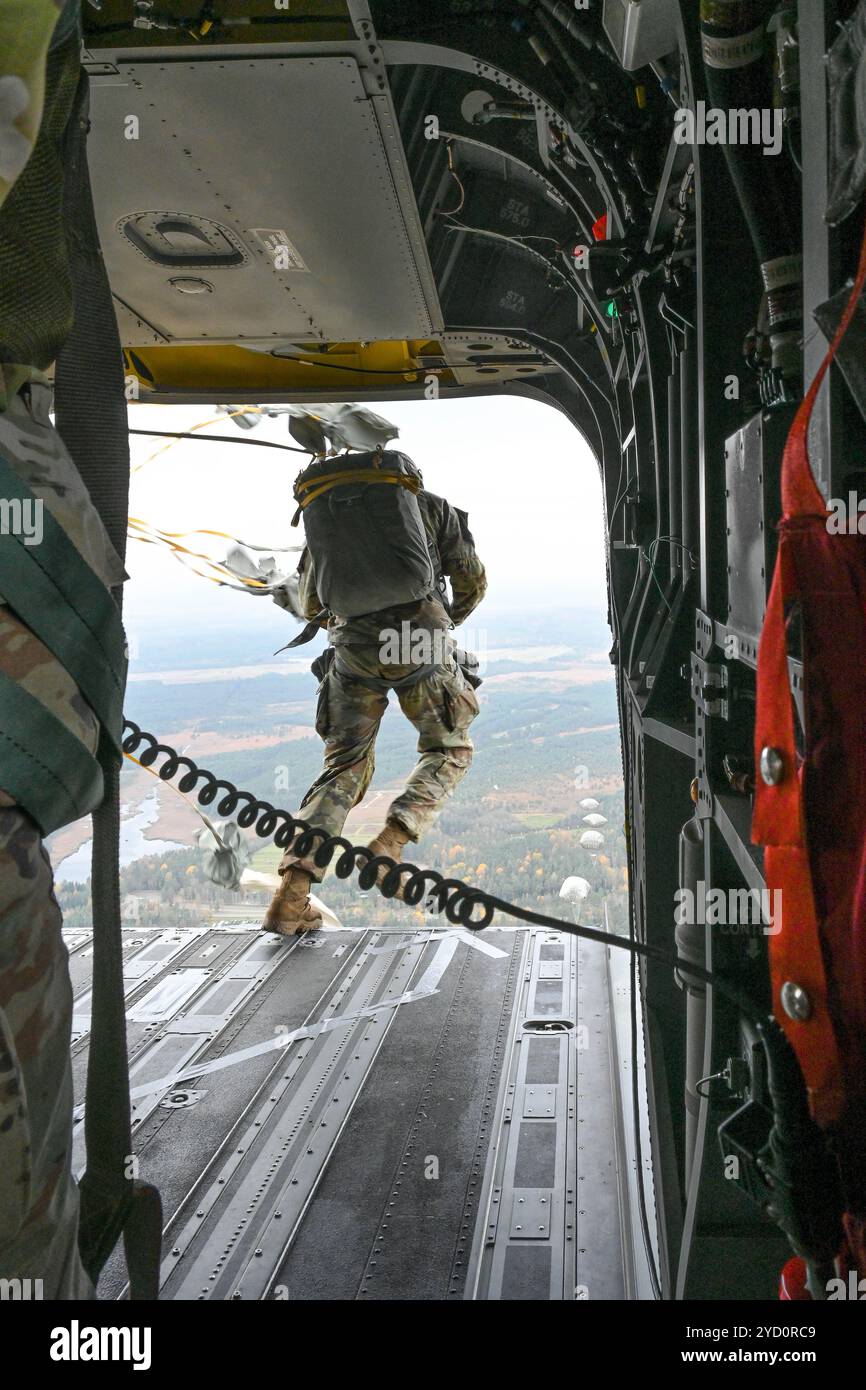 U.S. Army paratroopers, assigned to 173rd Airborne Brigade, conduct an ...