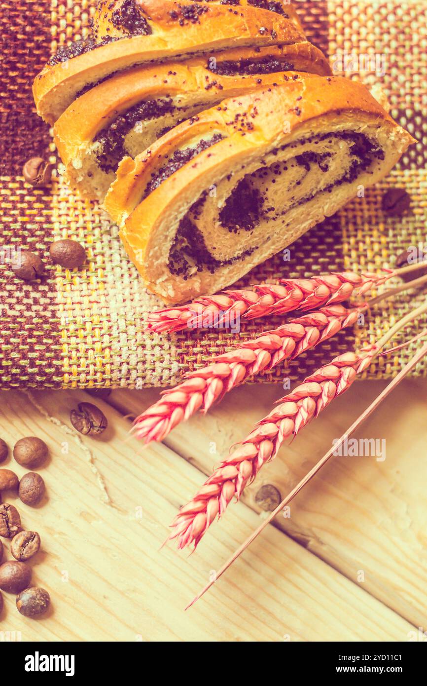 Sliced sweet roll poppy hi-res stock photography and images - Alamy
