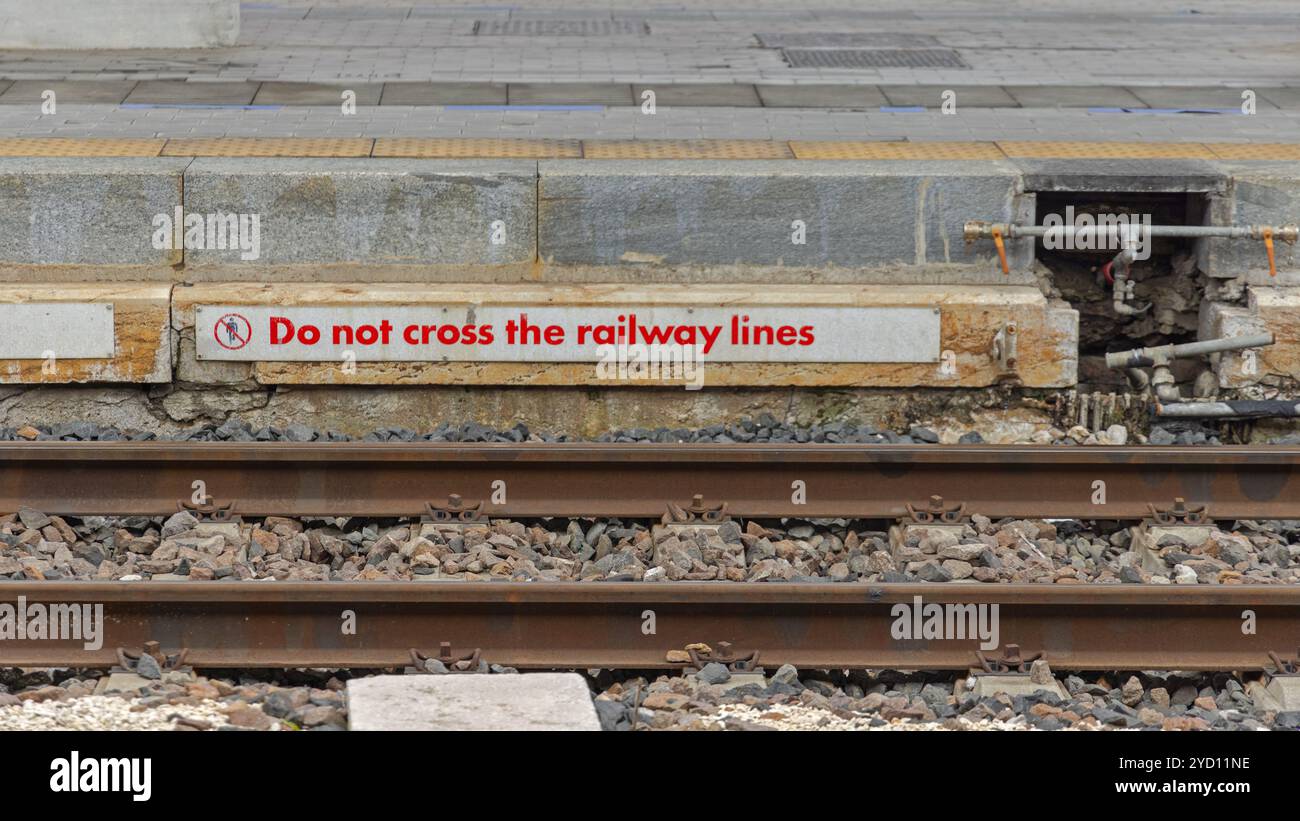 Do Not Cross the Railway Lines Warning Sign English Caution Danger at ...
