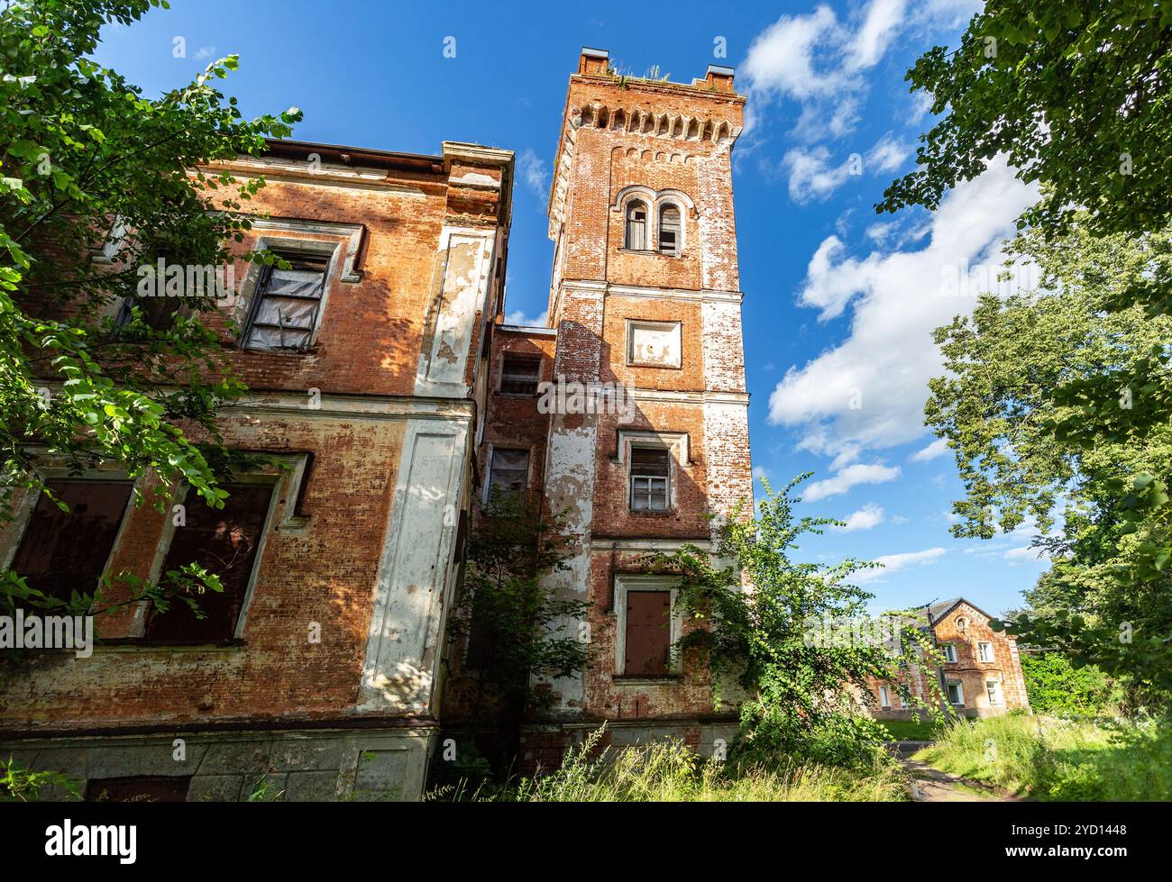 Old abandoned building brick hi-res stock photography and images - Alamy