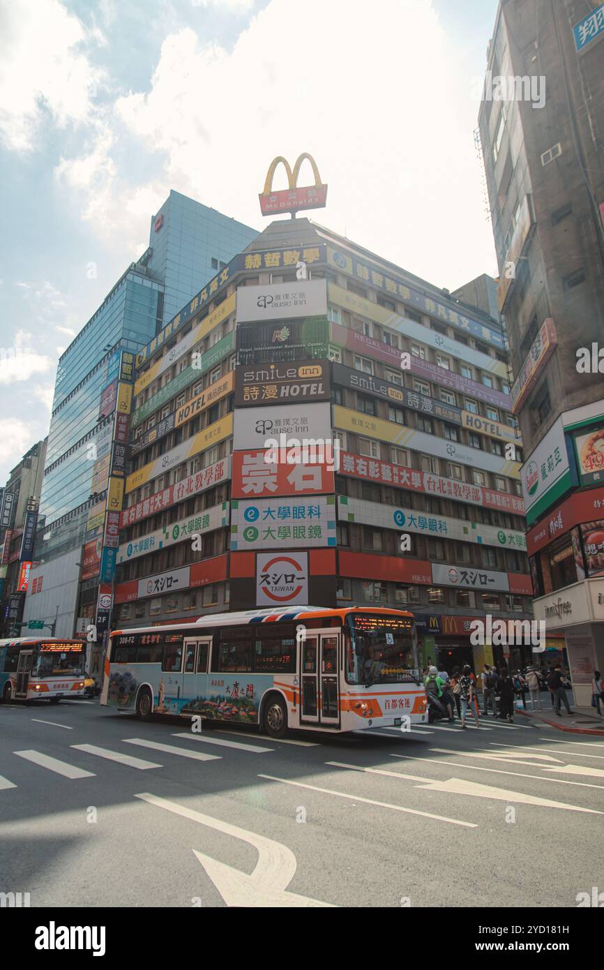 Taipei, Taiwan - October 10th 2019: Exploring vibrant streets of Taipei ...