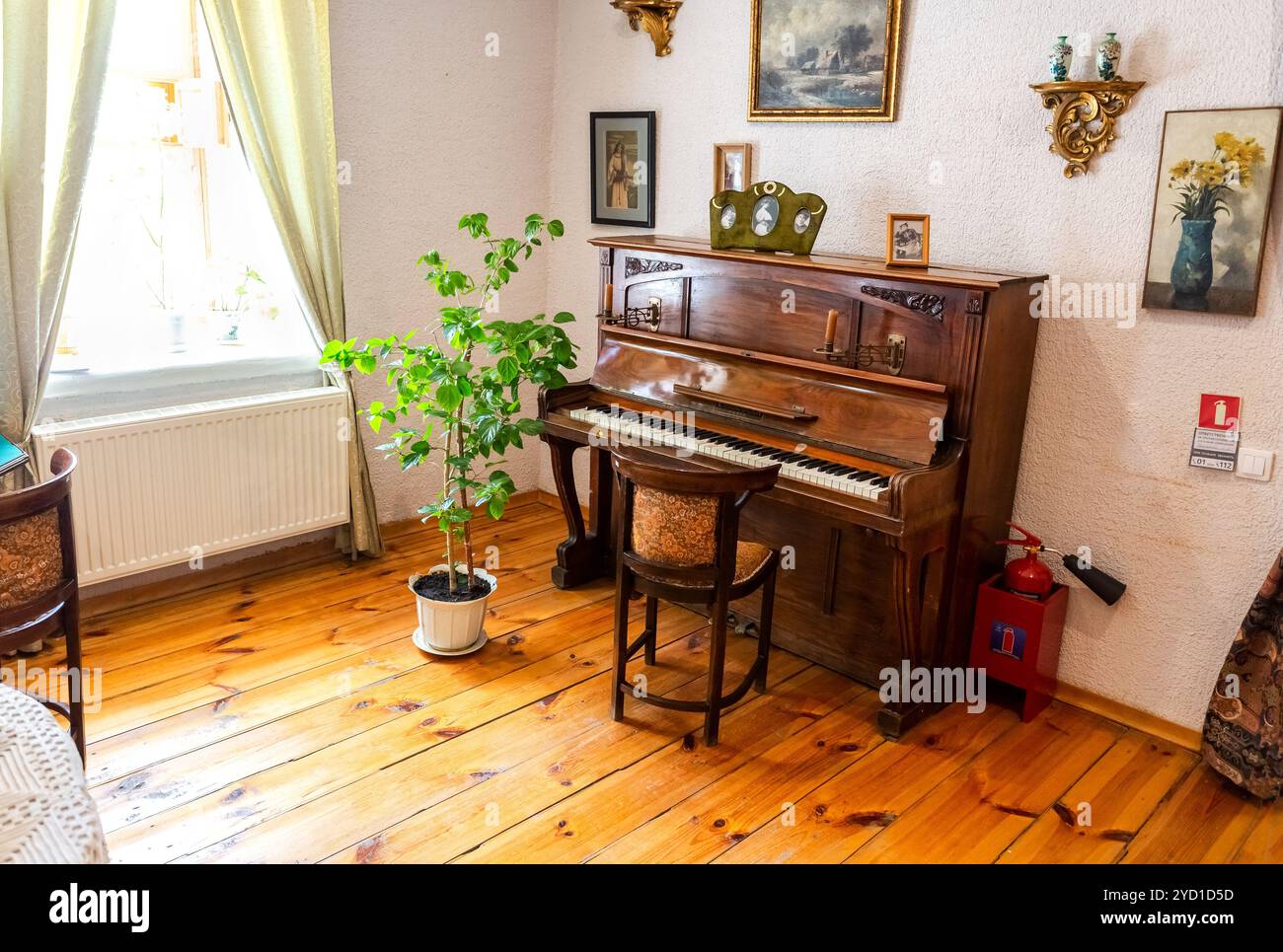 Traditional merchant house hi-res stock photography and images - Alamy