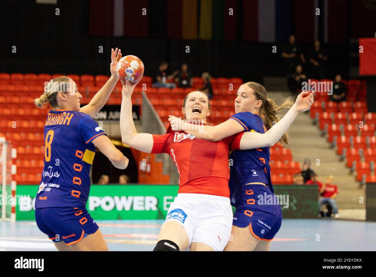 Denmark netherlands women handball hi-res stock photography and images ...