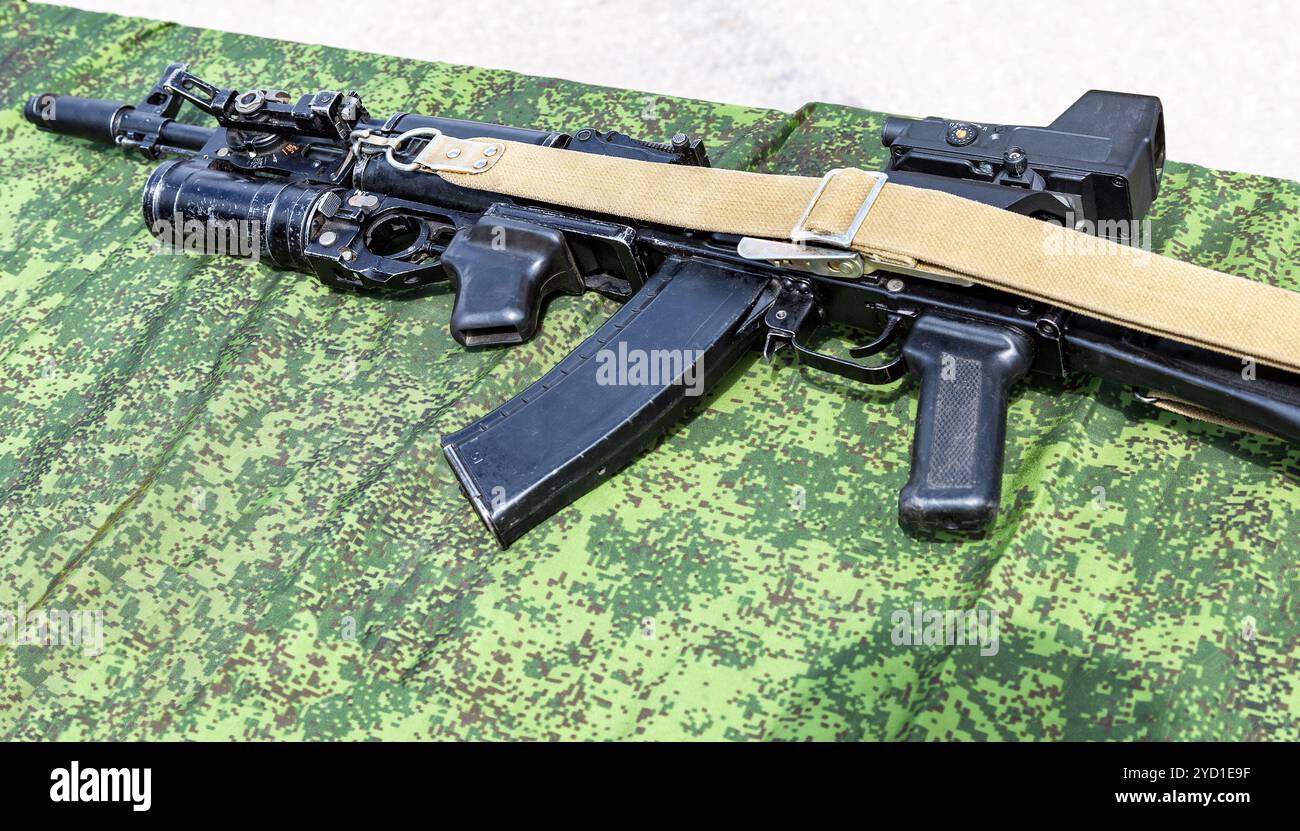 Russian rifle with under-barrel grenade launcher Stock Photo - Alamy