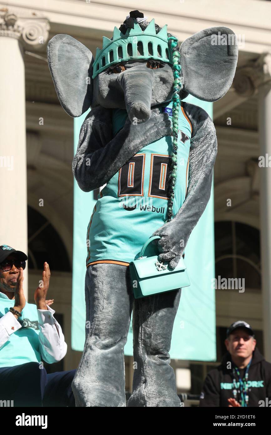 Mascot ellie the elephant hi-res stock photography and images - Alamy