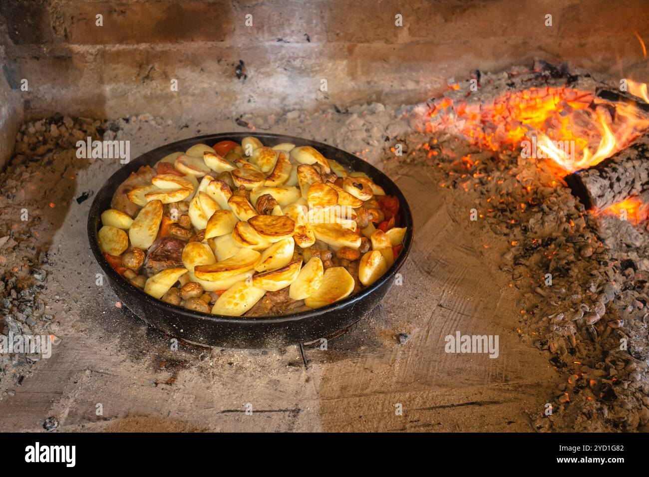 Traditional croatian meat and vegetables dish peka Stock Photo - Alamy