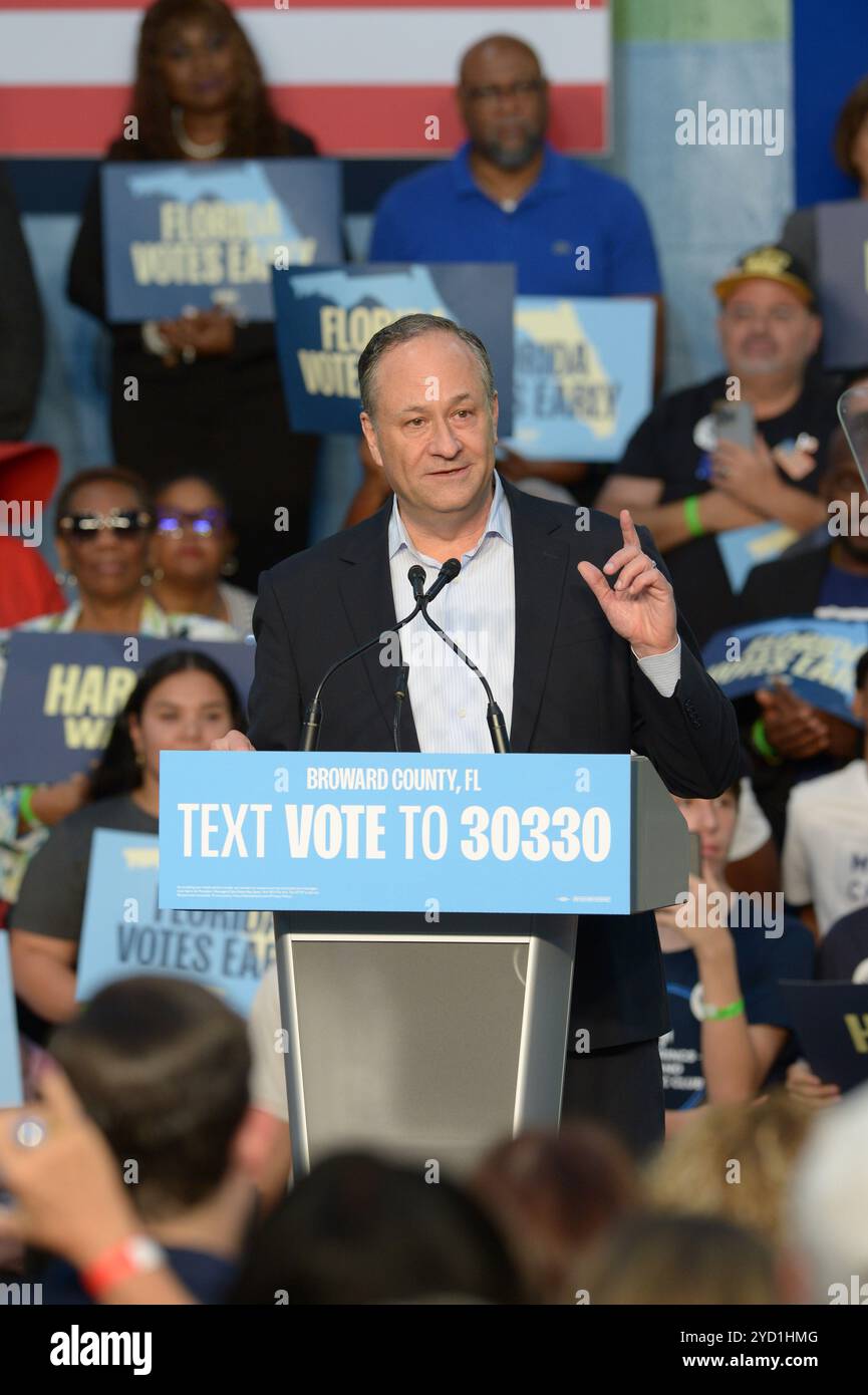 Hallandale Beach, USA. 23rd Oct, 2024. HALLANDALE BEACH, FLORIDA ...