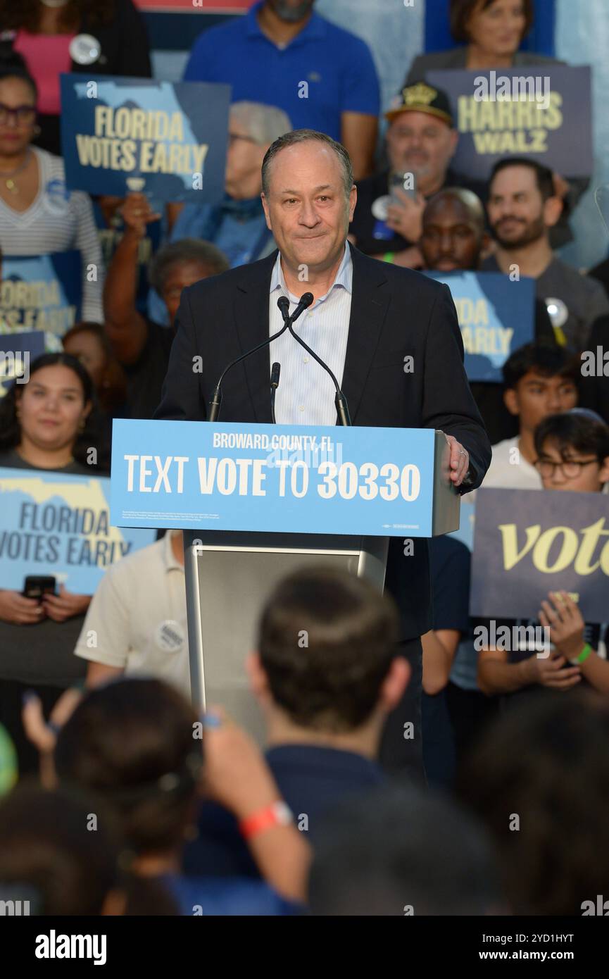 Hallandale Beach, USA. 23rd Oct, 2024. HALLANDALE BEACH, FLORIDA ...