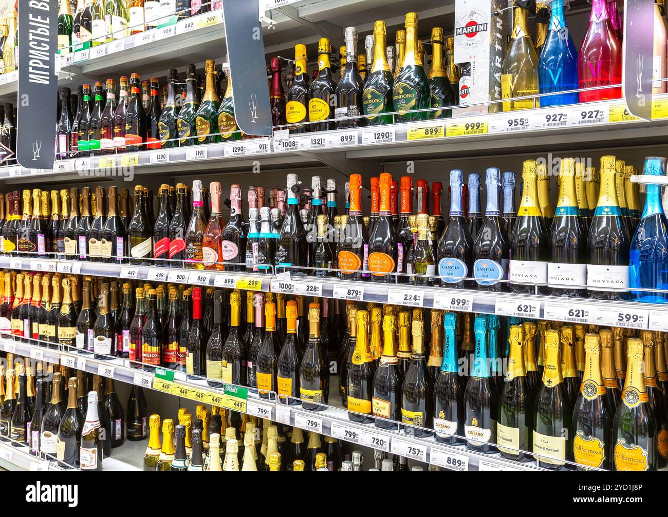 Various alcoholic beverages hi-res stock photography and images - Alamy
