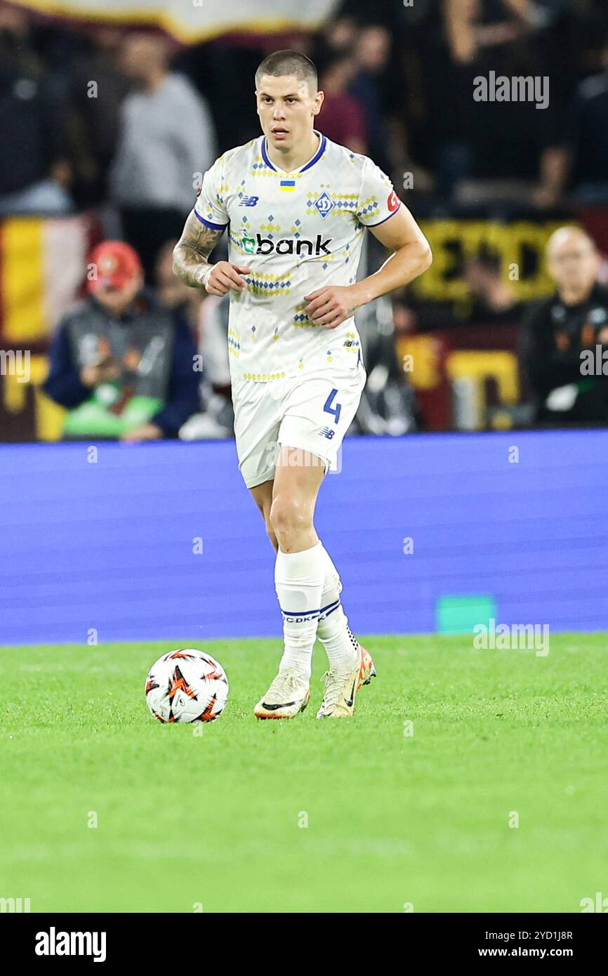 Dynamo Kyiv's Ukrainian defender Denys Popov controls the ball during ...