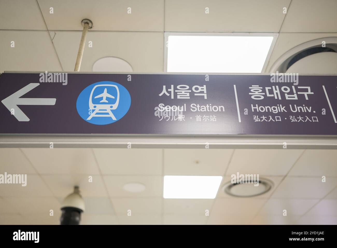 Sign with an arrow pointing to Seoul Station. The sign is in a foreign ...