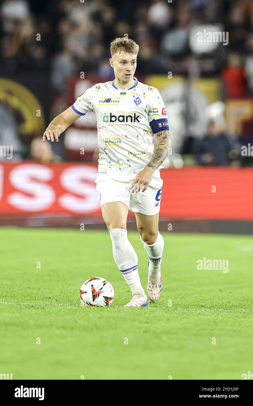 Dynamo Kyiv's Ukrainian midfielder Volodymyr Brazhko controls the ball ...