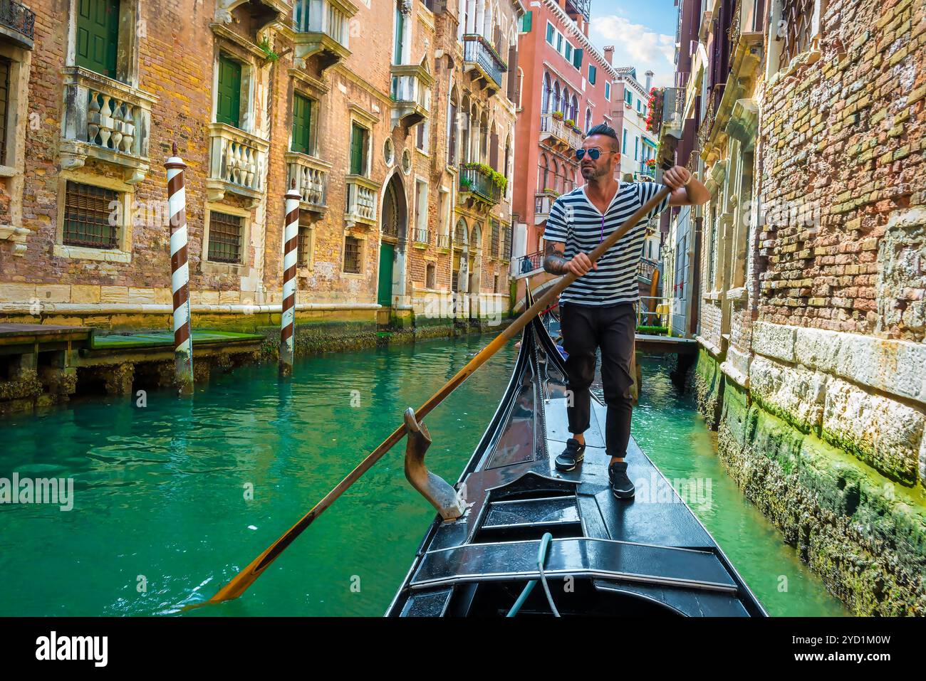 Gondolier rowing on venice hi-res stock photography and images - Alamy