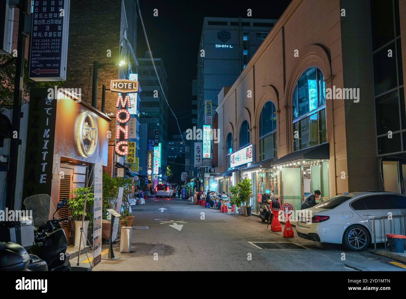 People walking around street hi-res stock photography and images - Alamy