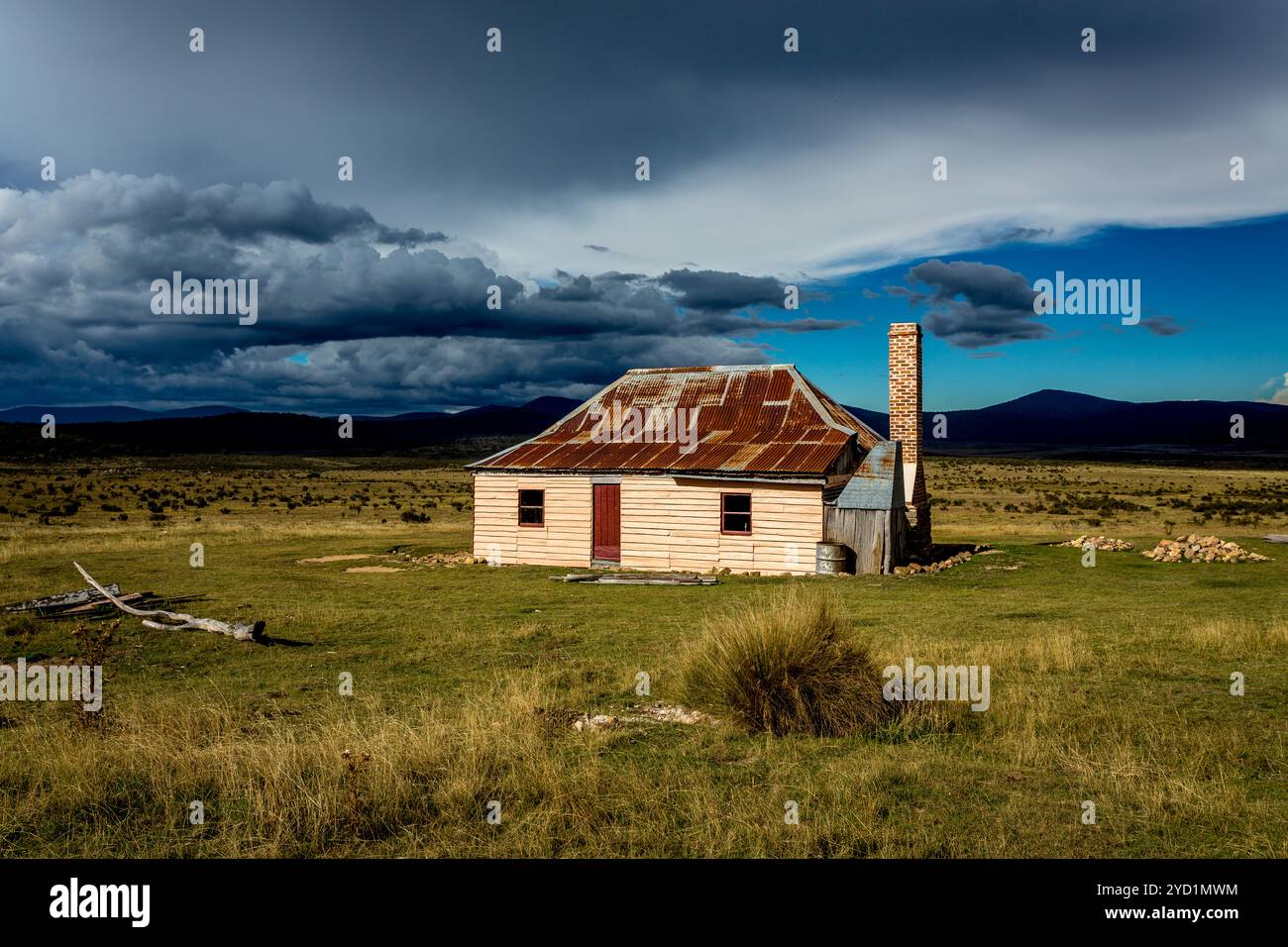 Old hut in Kosciuszko National Park Stock Photo - Alamy