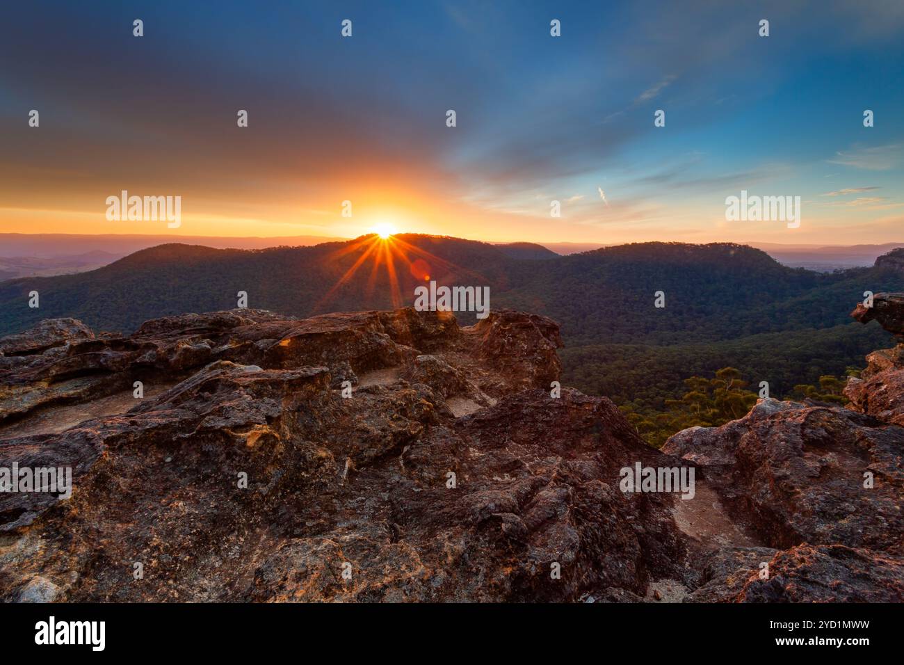 Sunset over the Blue Mountains escarpment ranges Stock Photo - Alamy