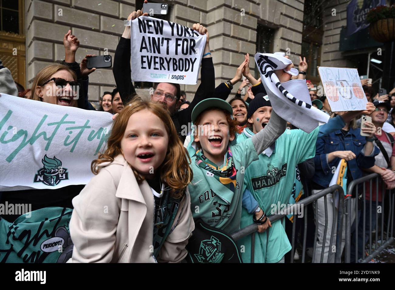 Photo by: zz/NDZ/STAR MAX/IPx 2024 10/24/24 Atmosphere as fans and ...