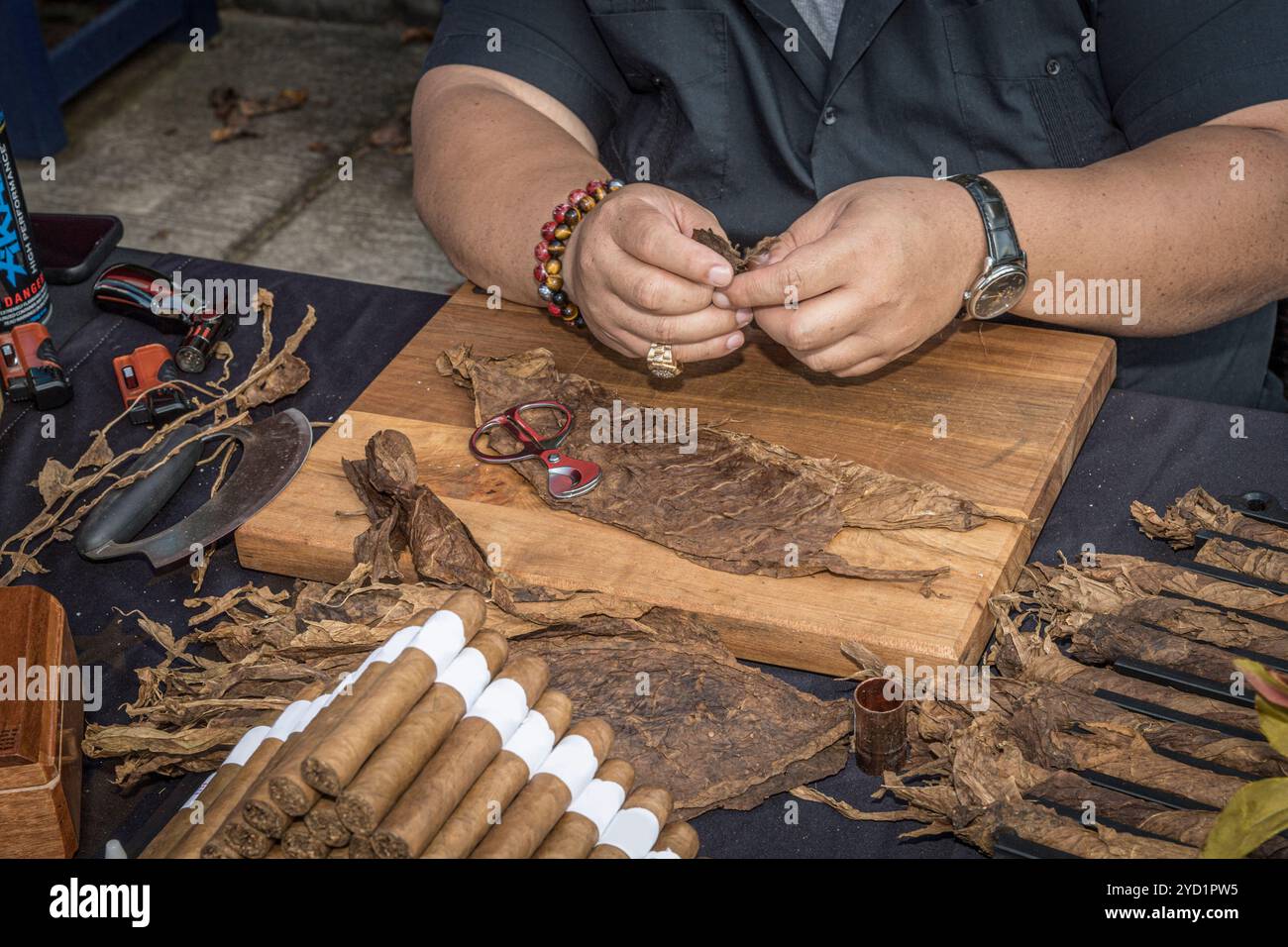 Hand rolled cigar hi-res stock photography and images - Alamy