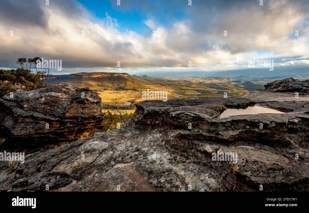 Ever changing light and weather across the Blue Mountains landscape ...