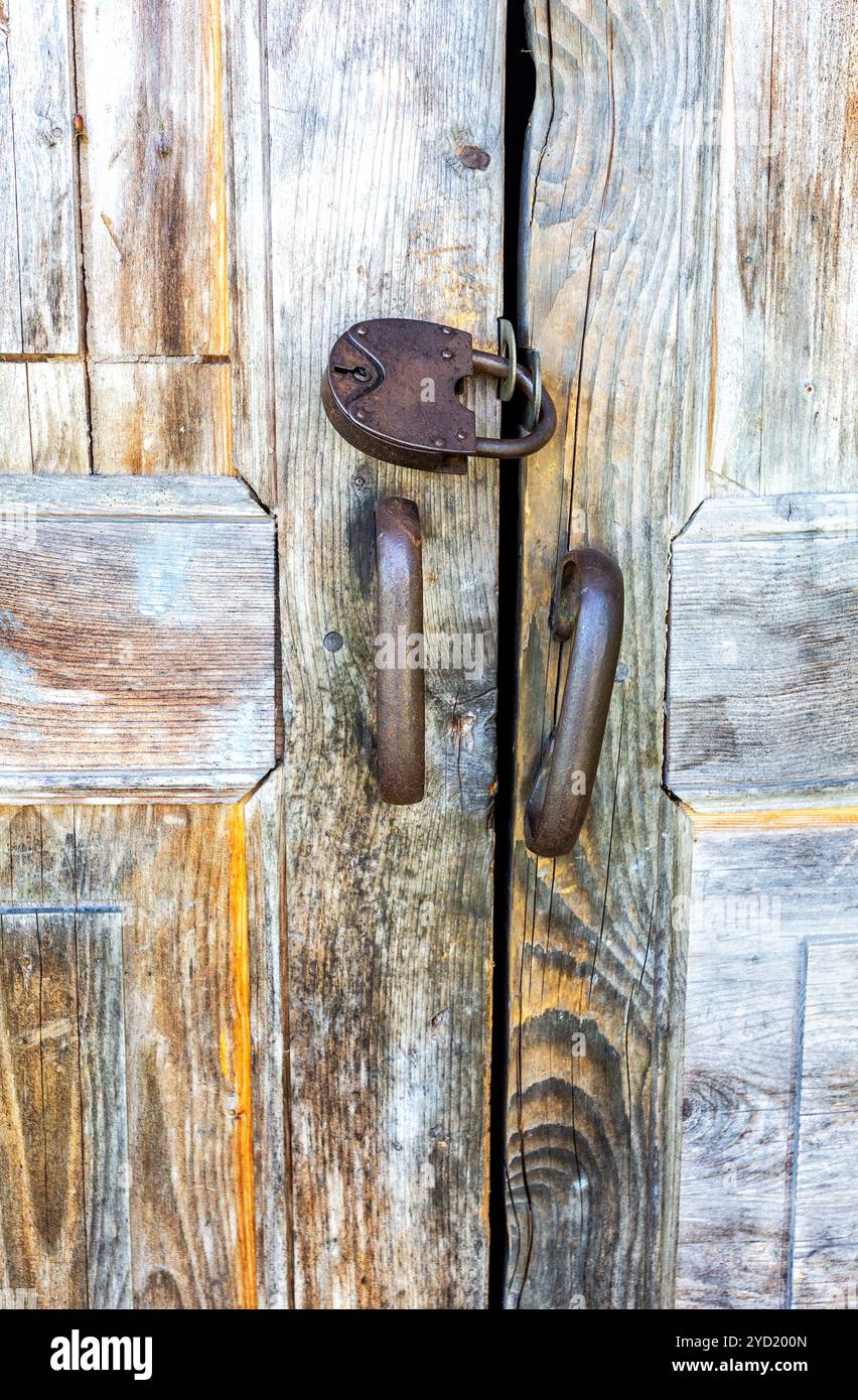 Rusty gate hinge hi-res stock photography and images - Alamy
