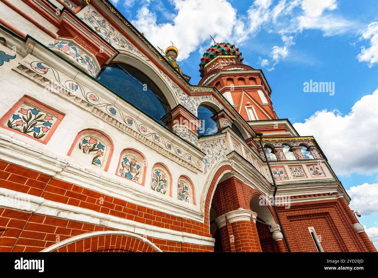 Traditional Russian architecture. Saint Basil's (Pokrovsky) Cathedral ...
