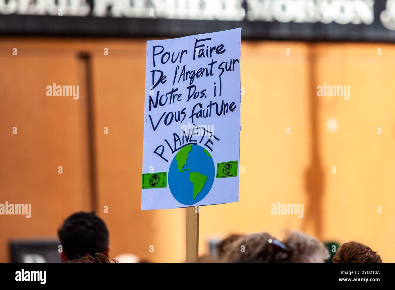 Sign activists hi-res stock photography and images - Alamy