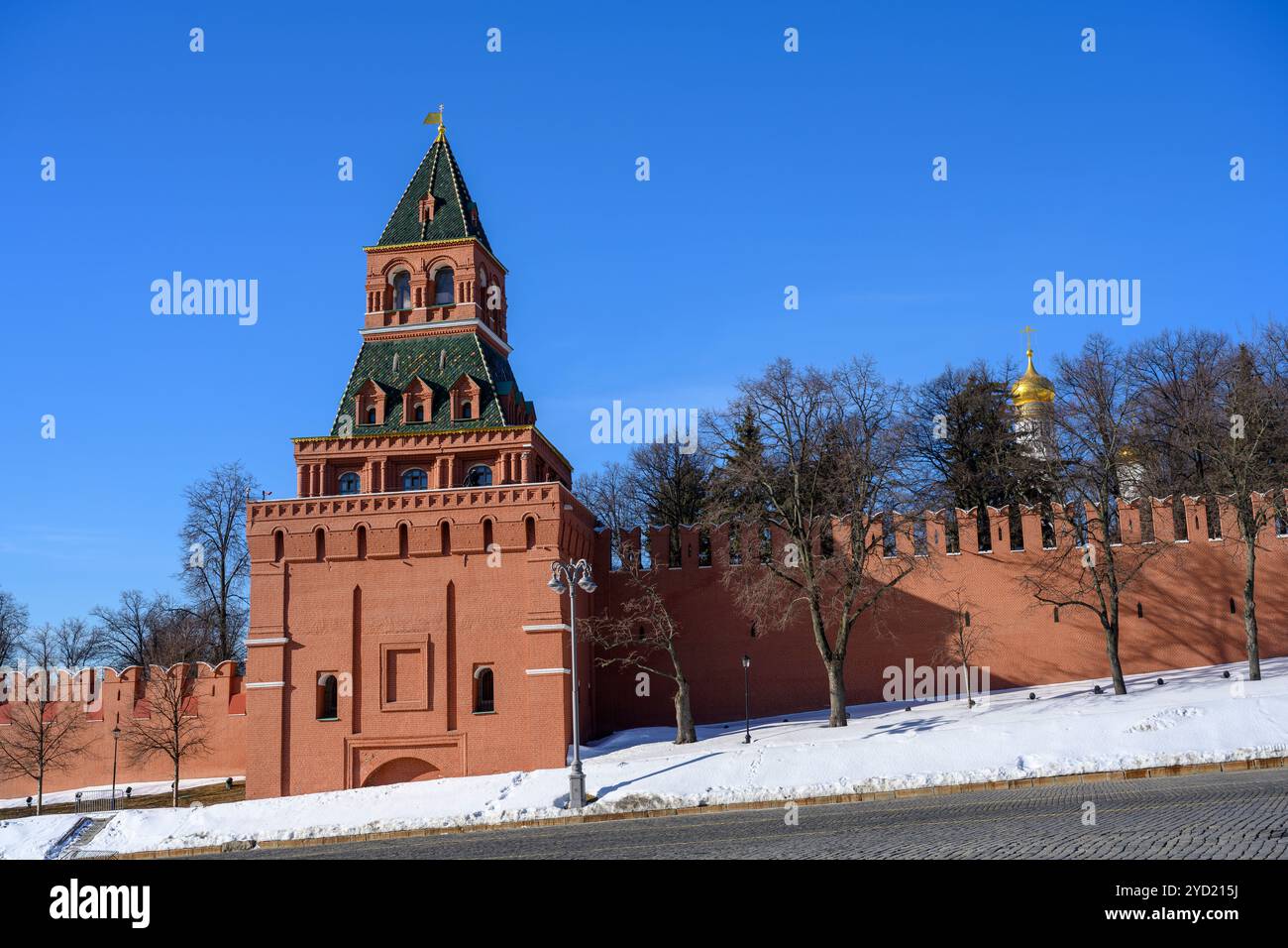The medieval wall and tower of the Kremlin fortress in Moscow, Russia ...