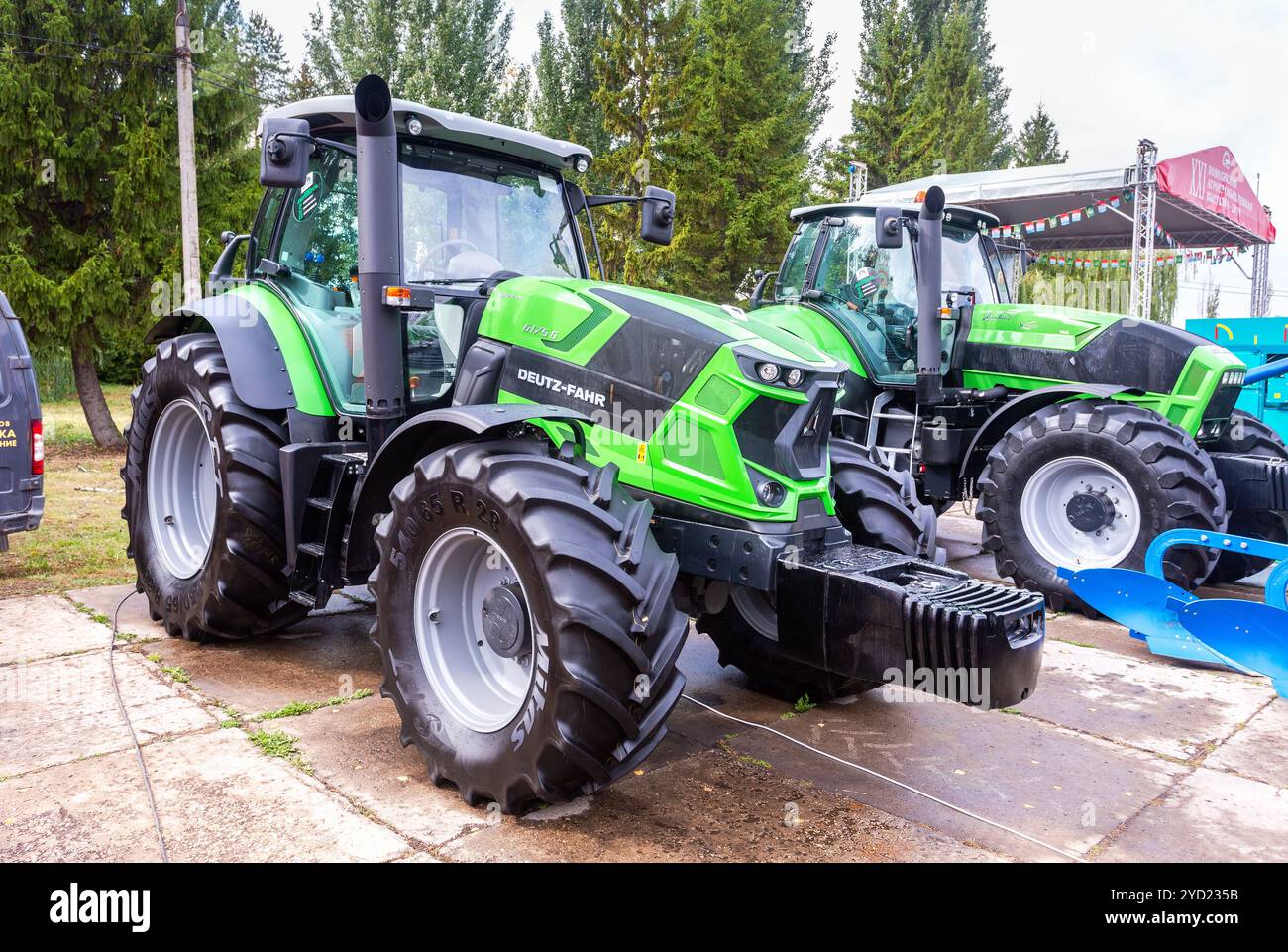 Agricultural wheeled tractor Deutz-Fahr 6175G Stock Photo - Alamy