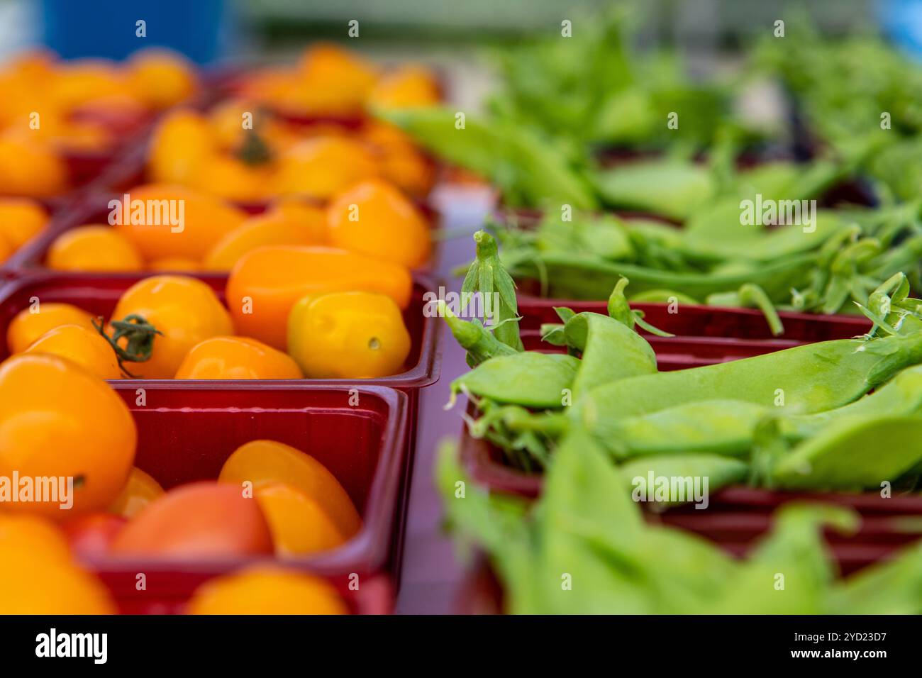 Organic produce at a farmers market Stock Photo - Alamy