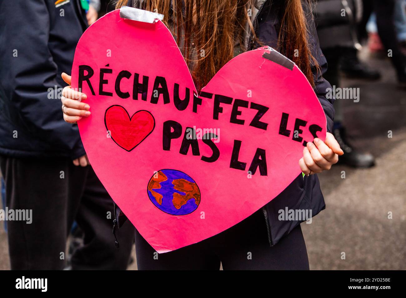 Environmentalist holds handmade sign Stock Photo - Alamy