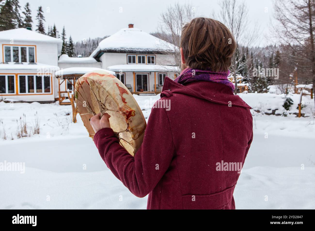 Native american playing drum hi-res stock photography and images - Alamy