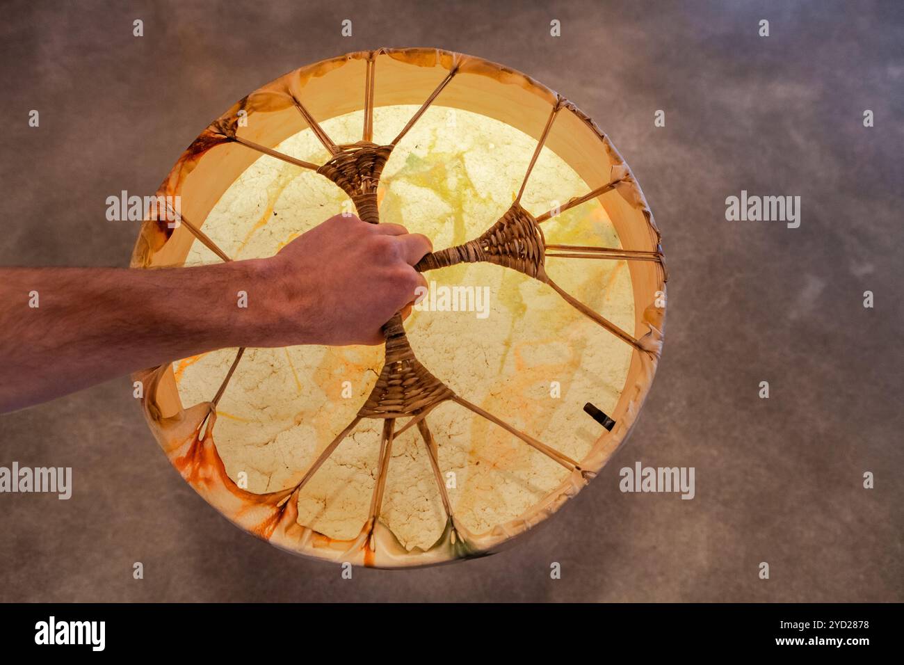 American native drummer hi-res stock photography and images - Alamy