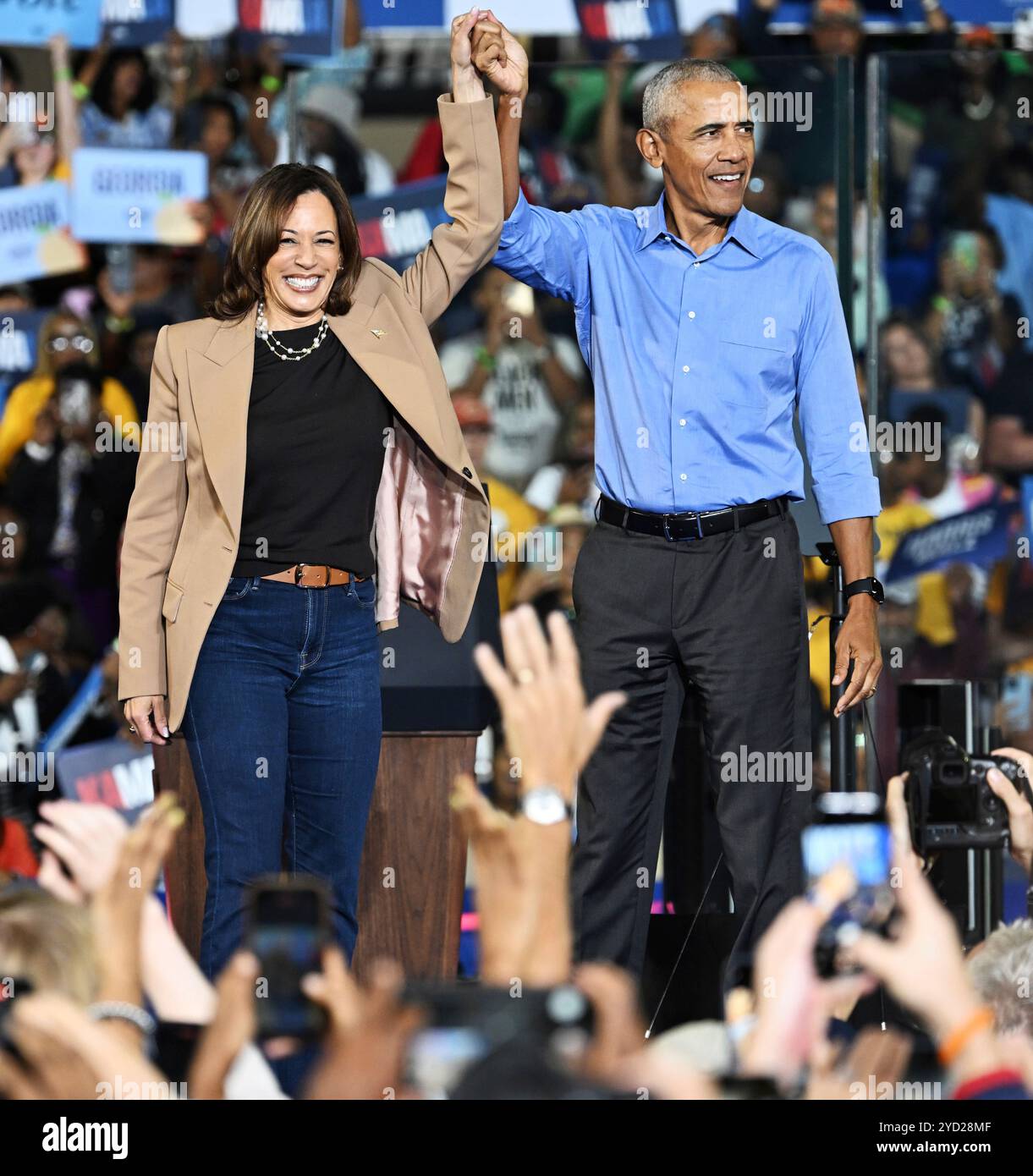 Former President Barack Obama (R) and Vice President Kamala Harris ...