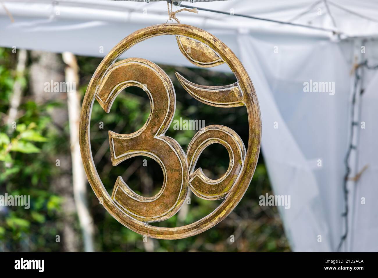Gold hindu om icon hi-res stock photography and images - Alamy