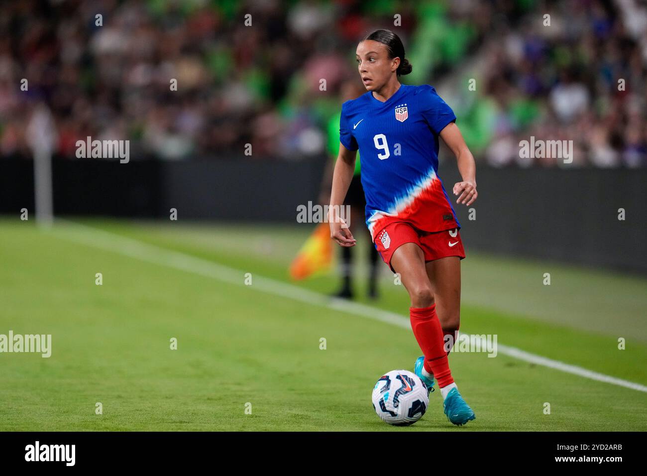 United States forward Mallory Swanson (9) moves the ball Stock Photo ...