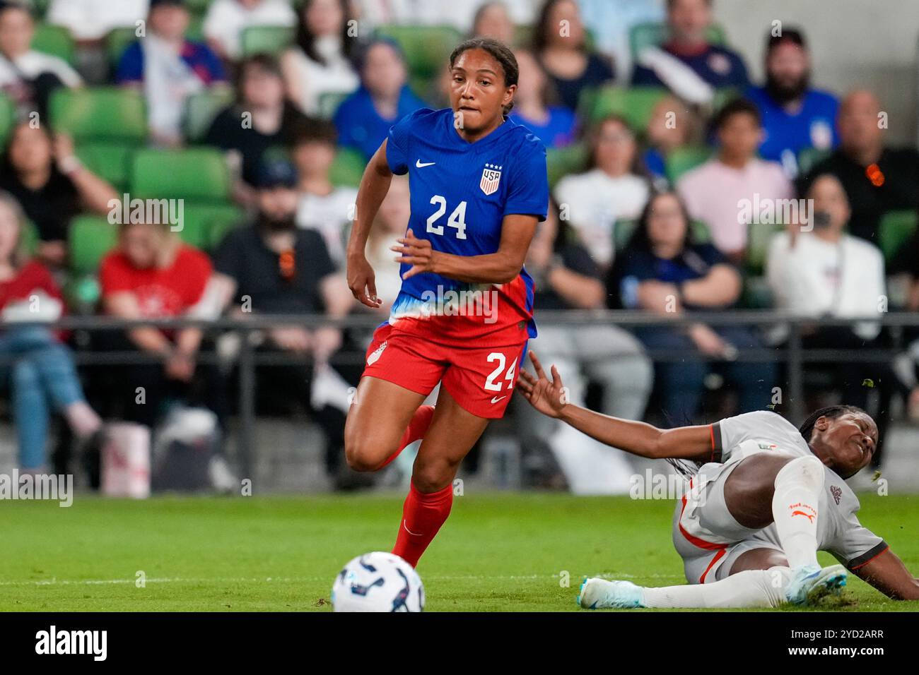 Iceland defender Natasha Moraa Anasi (11) lies on the turf as United ...